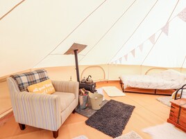 1 quarto, com decoração personalizada, com mobília individualizada 