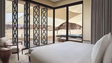 Roupa de alta qualidade, edredões de penas, minibar, cofre no quarto