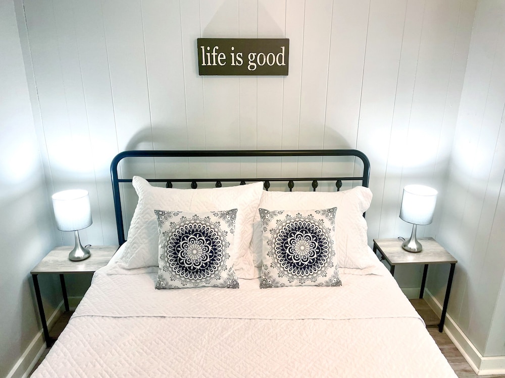 Half Mile Walk To Downtown Clayton. Wi-fi, Fire Pit, Hot Tub, Free Parking. - Clayton, GA