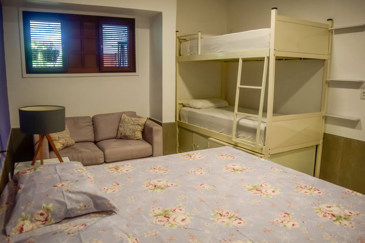Quarto triplo elite, várias camas | 1 quarto, Wi-Fi de cortesia