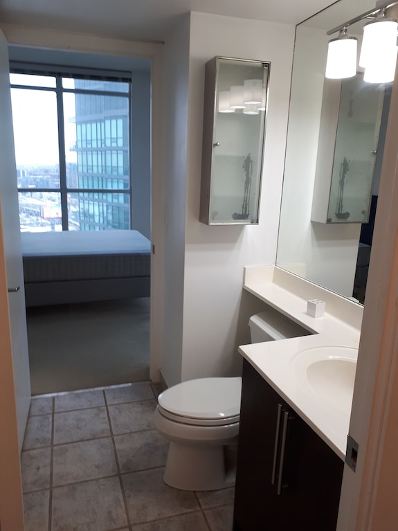 Large Downtown 1 Bdrm Condo High Rise With City And Lake View - Toronto