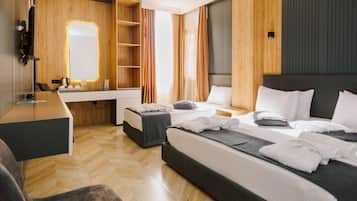 Quarto Familiar, 1 quarto, não fumadores | Minibar, cofre no quarto, secretária, ferro/tábua de engomar