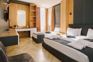 Quarto Familiar, 1 quarto, não fumadores | Minibar, cofre no quarto, secretária, ferro/tábua de engomar 