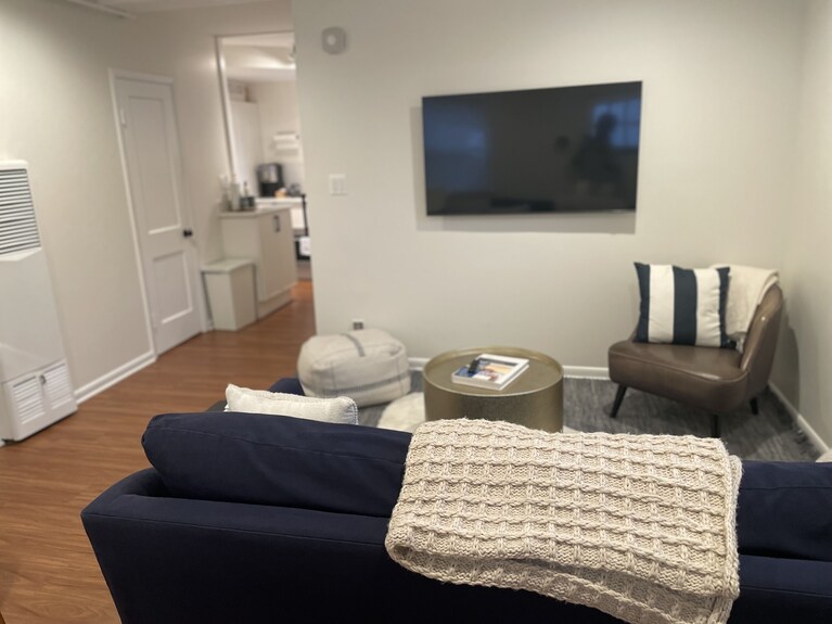 Pristine Downtown 1-bedroom Steps From State House - Pasadena, MD