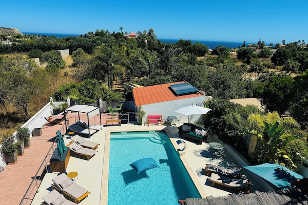 Piscina externa, espreguiçadeiras