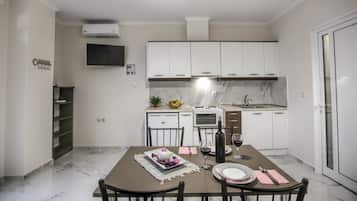 Apartamento família | Cozinha privada | Frigobar, micro-ondas, cozinha com ilha