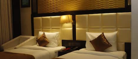 Quarto superior, 1 cama King, para não fumantes, vista para a cidade | Roupas de cama de algodão egípcio, roupas de cama premium, frigobar