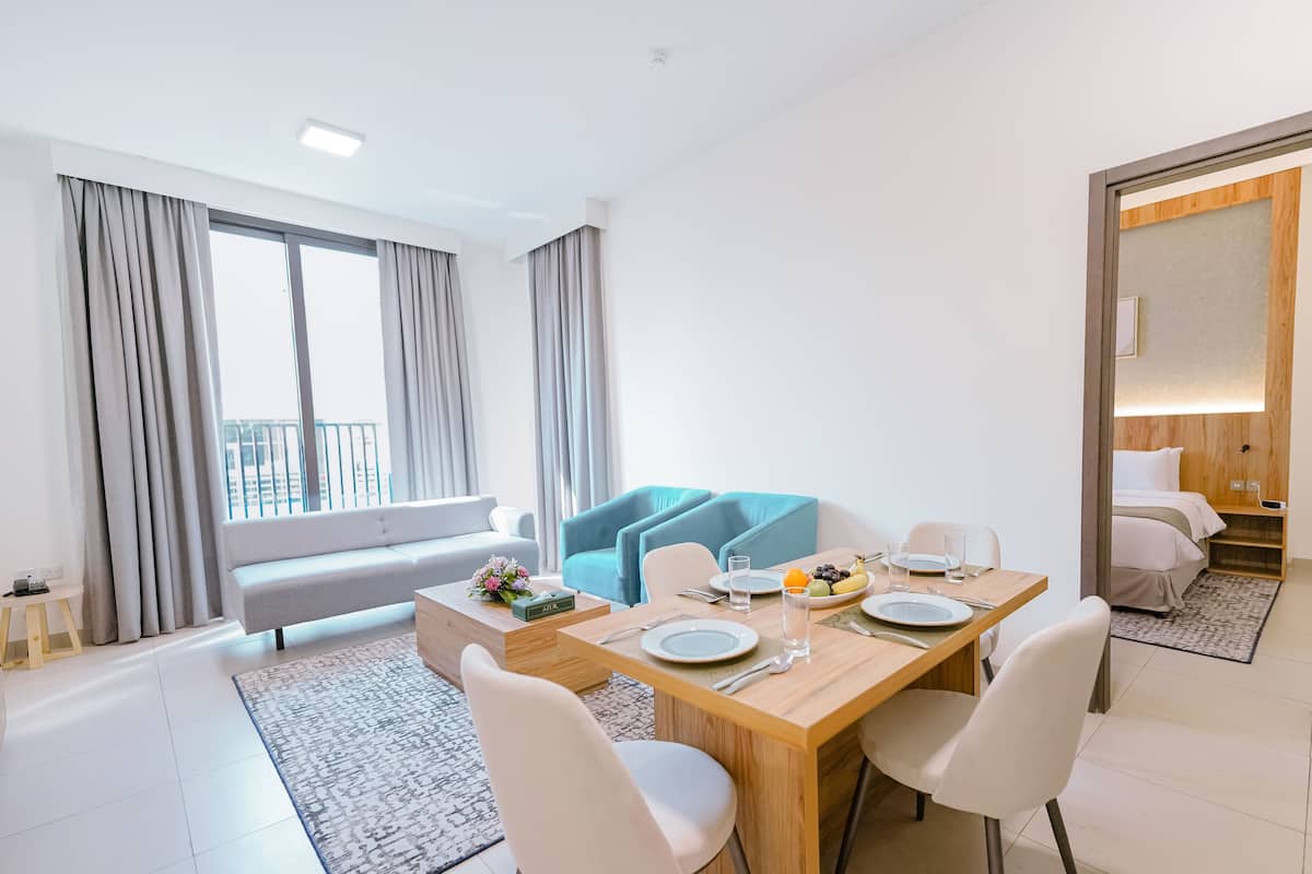 Apartamento família, 2 camas de solteiro, 2 banheiros | Área de estar | Smart TV 43 polegadas com canais via satélite, TV, serviços de streaming