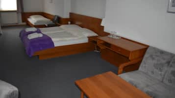 Quarto Triplo Standard, 1 quarto | Secretária, Wi-fi grátis, roupa de cama fornecida