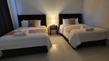 Quarto casal standard, 2 quartos, sacada | 1 quarto, roupas de cama premium, camas Tempur-Pedic, cofres nos quartos