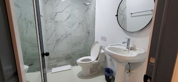 Quarto solteiro básico, 1 quarto, para não fumantes, geladeira e micro-ondas | Banheiro | Chuveiro, chuveiro com efeito de chuva, secador de cabelo