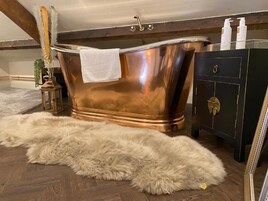 Suíte luxo | Banheiro | Banheira e chuveiro separados, banheira de imersão