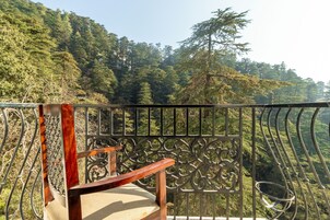 Quarto luxo, vista para a montanha | Individualmente mobiliados, escrivaninha, ferros/tábuas de passar roupa