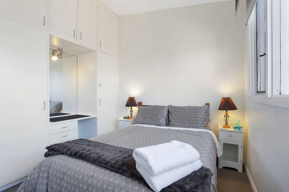 3 Bedroom, 2 Bathroom Townhouse In Cbd - Warrnambool