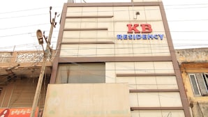 Um edifício com uma placa que diz "KB RESIDENCY".
