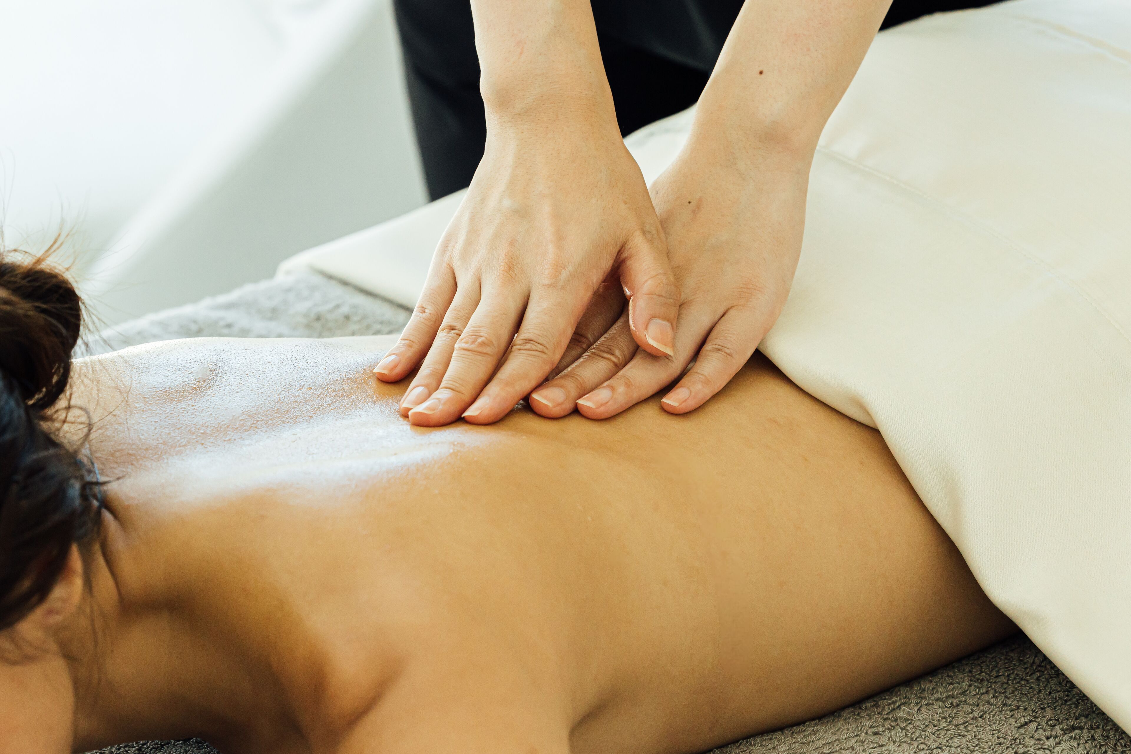 Uma sessão de massagem em andamento.