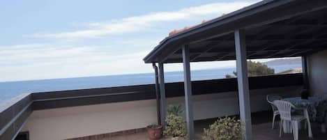 Apartamento, 2 quartos, terraço, vista para a cidade | Área para churrasco/piquenique