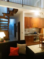 Casa, 2 quartos, lareira, vista para a cidade | Área de estar | Livros