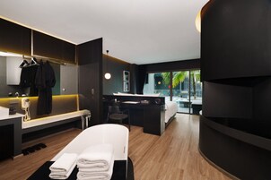 Studio Pool Access Double Bed | Cortinas blackout, quartos à prova de som, roupa de cama