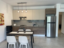 Apartamento conforto, 2 quartos, acesso à piscina, vista para a piscina | Cozinha privada | Geladeira grande, fogão, cooktop, torradeira