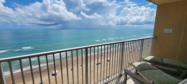 Apartamento em Condomínio Fechado, 3 quartos | Praia | Na praia