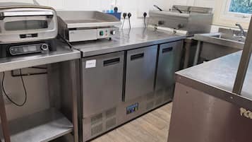 Um frigorífico, um micro-ondas, uma placa de cozinha