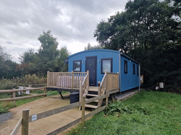 Glamping Hut - Sleeps Up To 4 Hot Tub & Parking - Welshpool