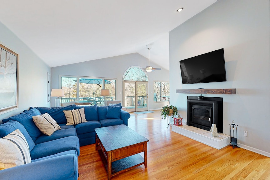 The Lake House On Sunset Point - Lakefront Home With Private Dock & Pool Table - Smith Mountain Lake State Park, Huddleston