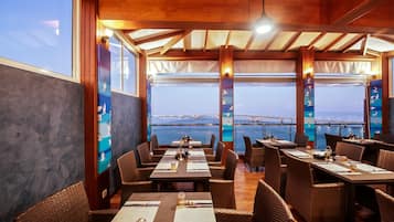 Pequenos-almoços, almoços, jantares servidos, com vista para a praia