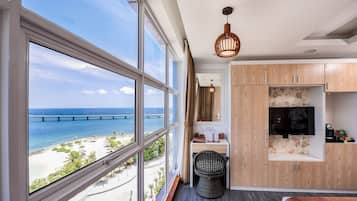 Quarto Duplo Deluxe | Edredões de penas, minibar, cofre com capacidade para portátil