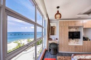 Quarto casal luxo | Edredons de pluma, frigobar, cofres nos quartos, escrivaninha