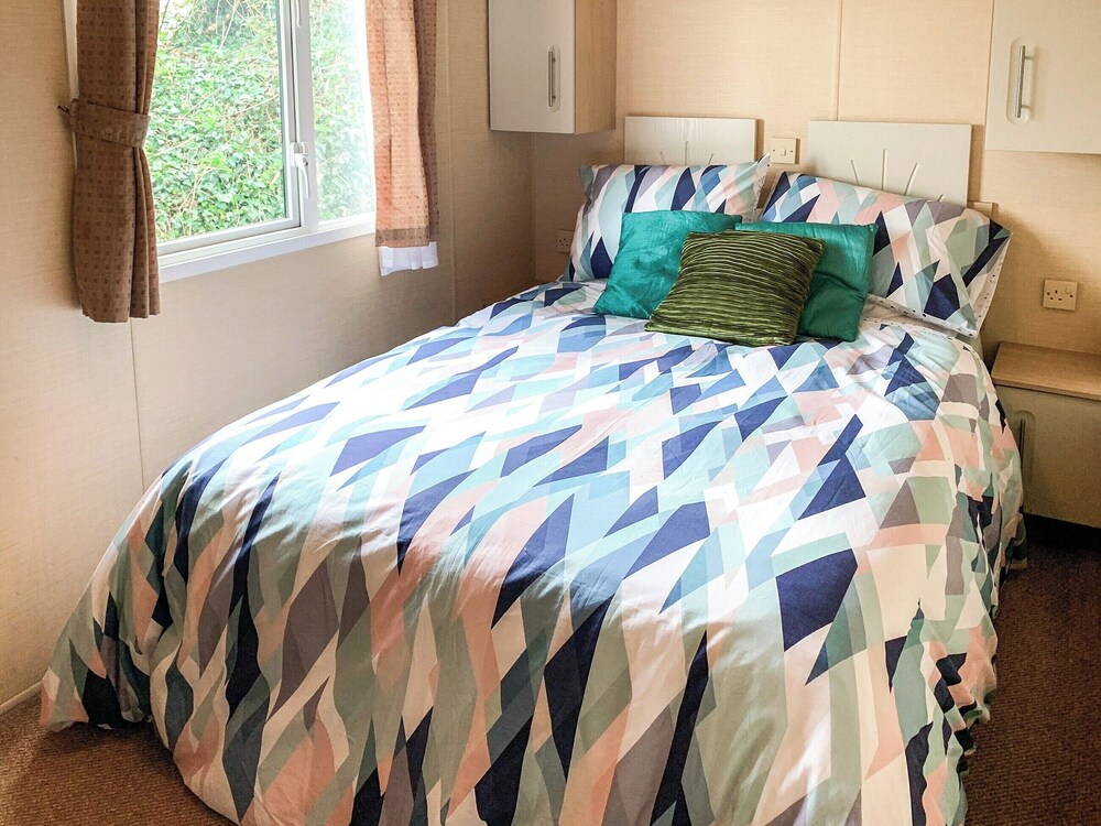 Retro Retreat Is A Three Bedroom Lodge Sleeping Up To Eight Guests In Total. - Dartmouth