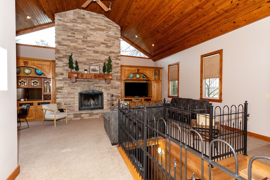 School House Getaway! 4br With Large Pool & Hot Tub - Ohio