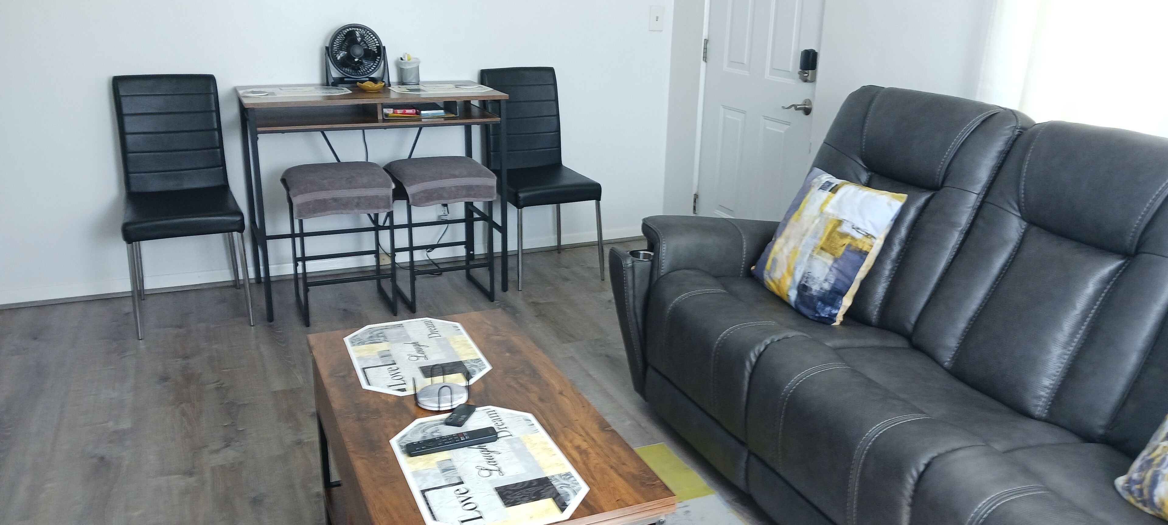 Earnie's Place - Cozy 2 Br Home With Fireplace, Sports Fan Cave Garage - Saginaw, MI