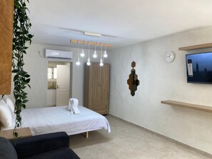 Quarto superior, geladeira e micro-ondas, no piso térreo | Individualmente decorados, individualmente mobiliados