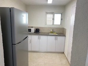 Quarto superior, geladeira e micro-ondas, no piso térreo | Vista do quarto