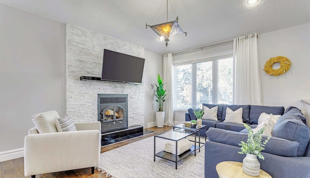 Grovenor. Sleeps 14. Family Home. Triple Garage. - Alberta