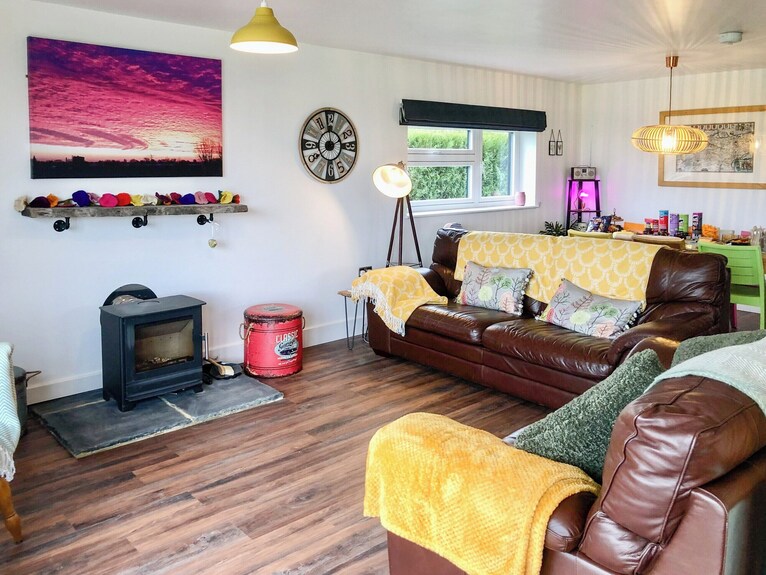 2 Bedroom Accommodation In Hadlow, Near Tonbridge - East Sussex