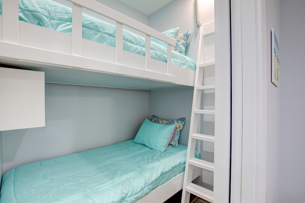 Upgraded Beachfront Villa With Ocean Views, Central Ac, Fast Wifi & Washer/dryer - Topsail Island, NC