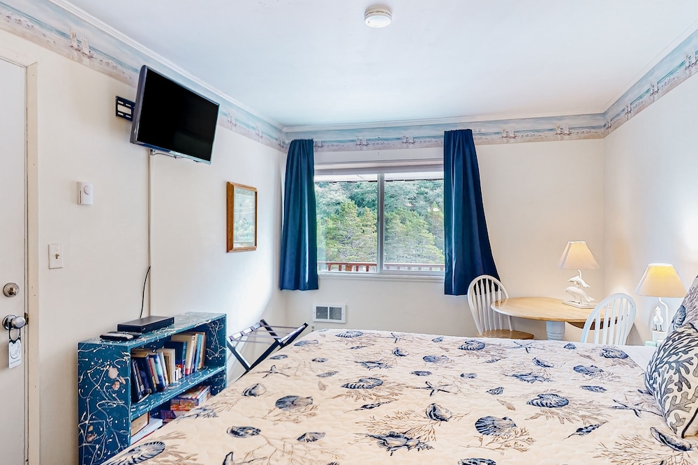 Beachfront Condo Near The Beach With Water Views, Private Balcony & Cable - Pacific City, OR
