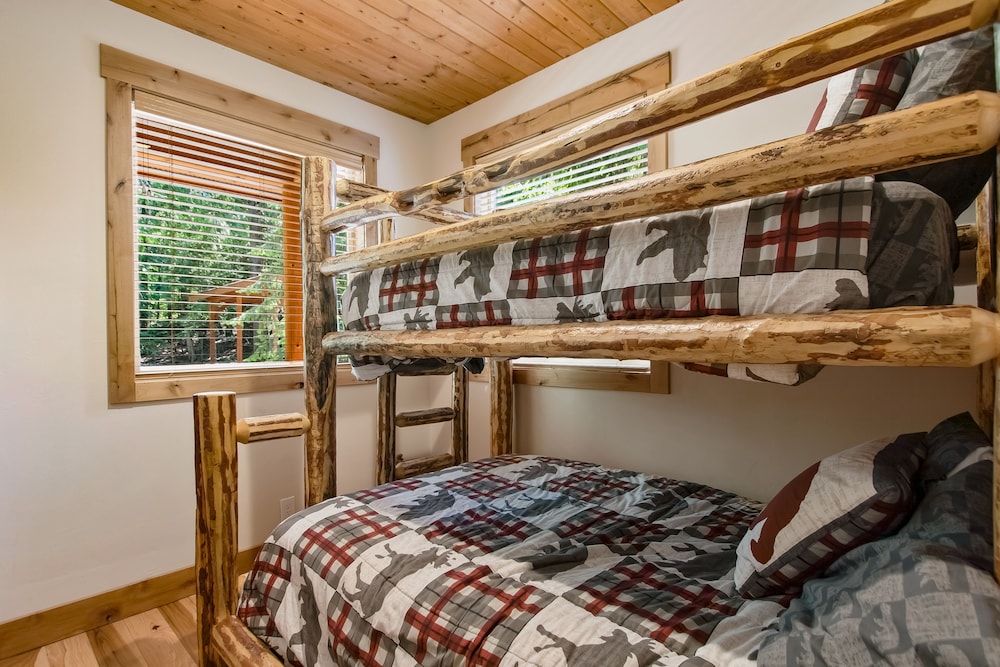 Stunning Mountain Cabin With Lake View, Firepit, Grill, Patio & Washer/dryer - Sandpoint, ID