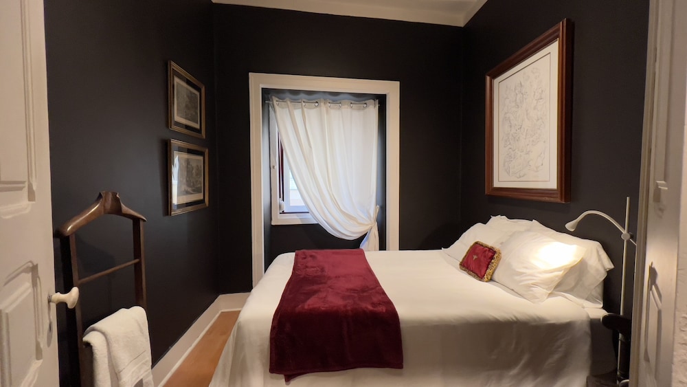 A Suite In The Heart Of Alfama - Bedroom And Living Room - Lisbon