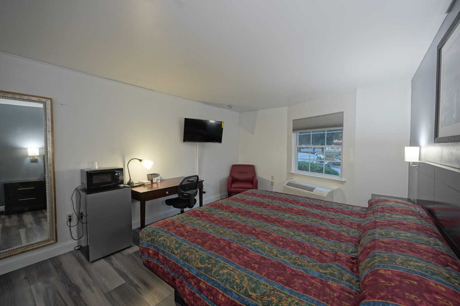 Greenwoods Inn & Suites, Berlin: Room, Prices & Reviews | Travelocity