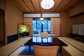 Quarto, fumadores (Type B, Private hot spring, 56+sqm) | Refeições no quarto