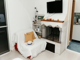Estúdio (Studio Apartment with Terrace and Sea) | Sala | Televisor de ecrã plano de 25 polegadas com canais por cabo, televisor