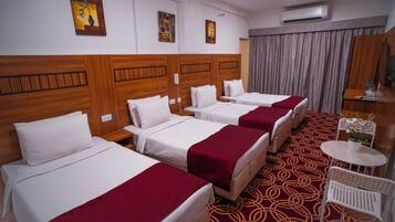 Quarto Quádruplo Standard | Lençóis de algodão egípcio, roupa de alta qualidade, edredões de penas