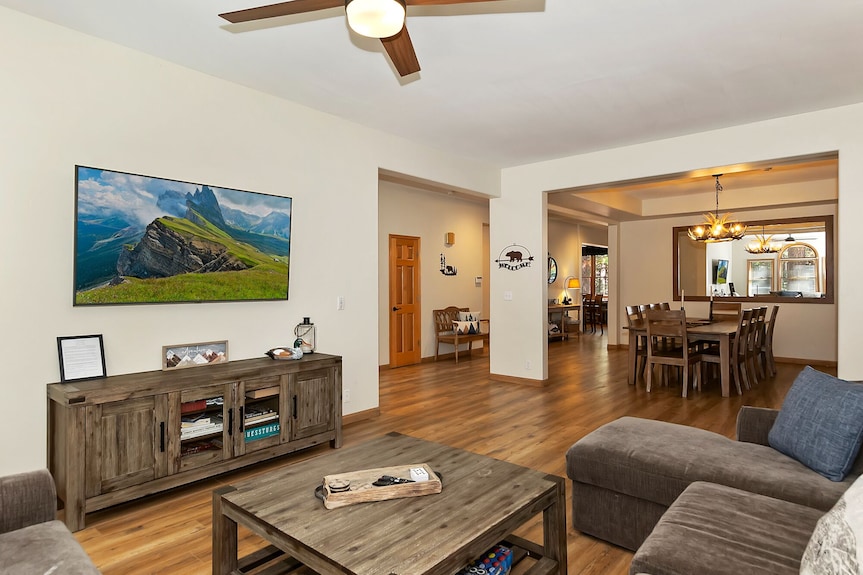 Evergreen Retreat By Destination Big Bear: Close To Snow Summit! Pool Table! Fenced Yard! Spa! Single Story! - 大熊湖