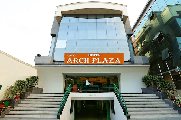 Book Hotel Arch Plaza - Near Delhi Airport in Delhi | Hotels.com