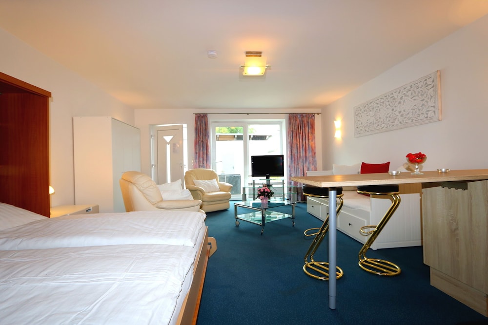 Studio Apartment With Terrace, Own Parking Space And A Small Lake 500 M Away - Rostock