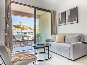 Apartamento, 1 quarto, varanda, vista para a piscina | Sala de jantar